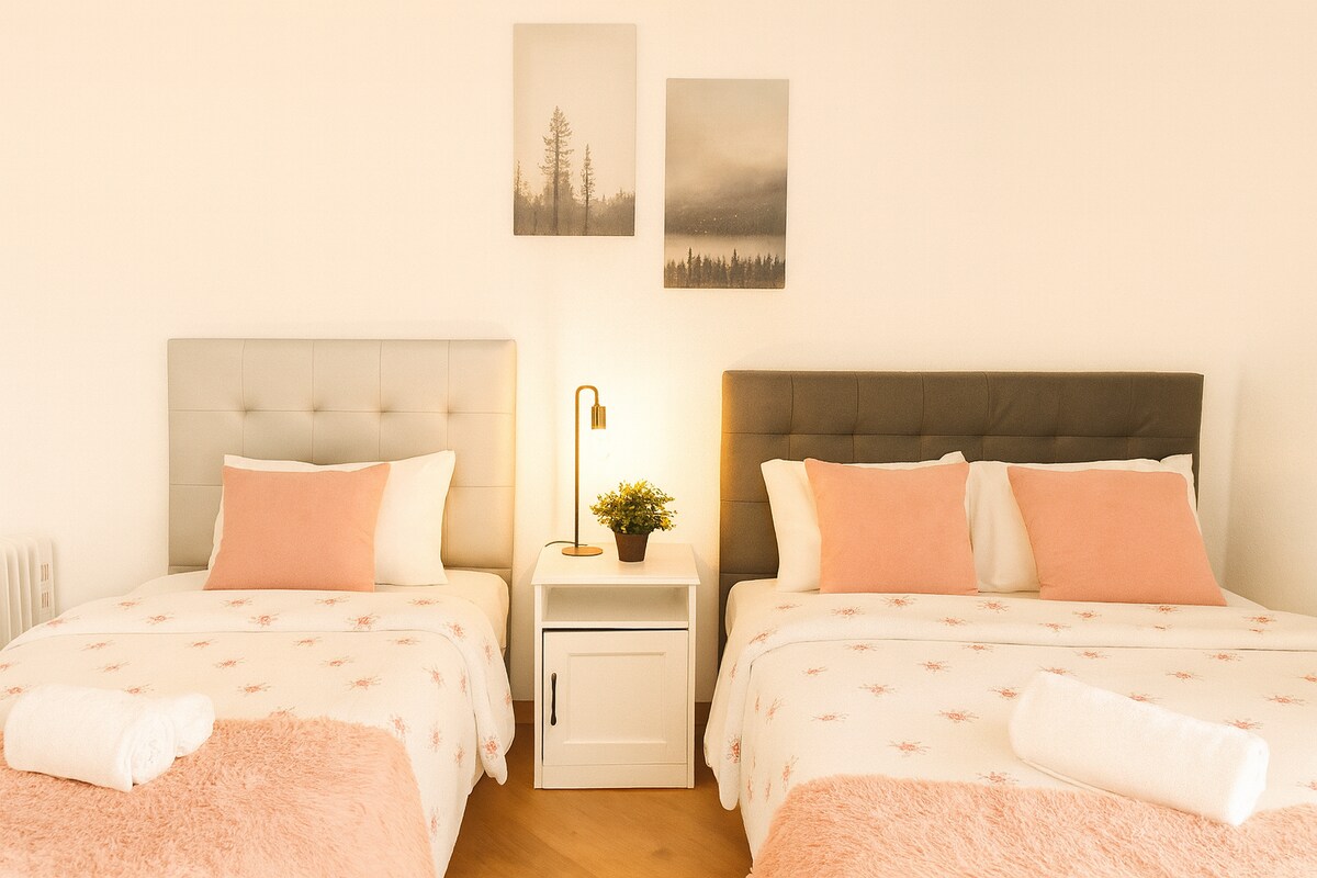 Bright Triple Room with Balcony Central Barcelona - Airbnb