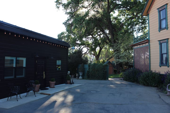 Charming Cottage On Victorian Estate - Exeter, CA