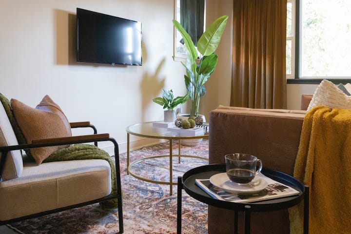 Mid Century Modern Apt Near City With Parking - Chestnut Hill, PA