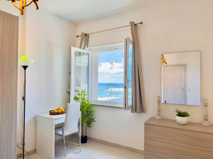 Poseidon, Sea Front Apartment, Parking & Pool - Castel Volturno