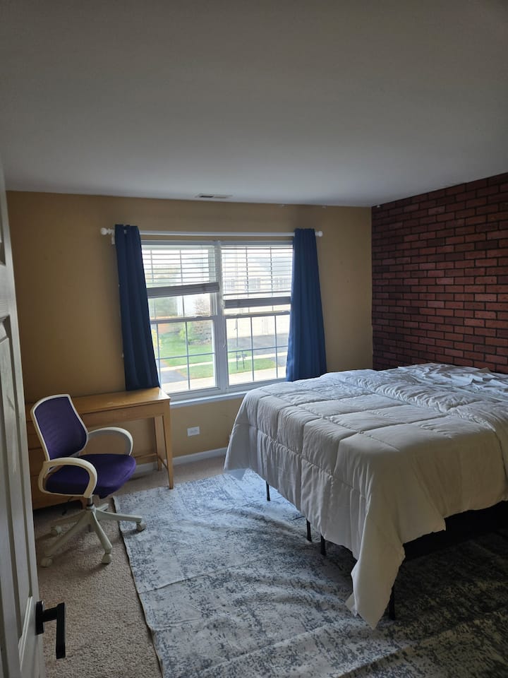 Shared House/ W 1 Room, Dedicated Private Bathroom - Elgin, IL