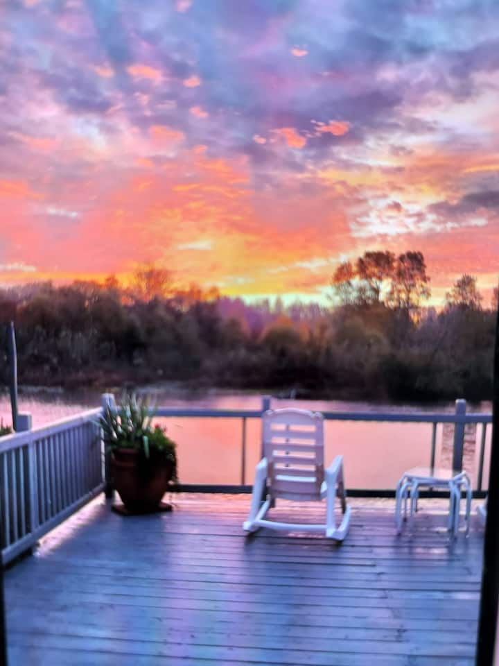 Fisherman's Dream, Lovers' Escape! - Toledo, WA