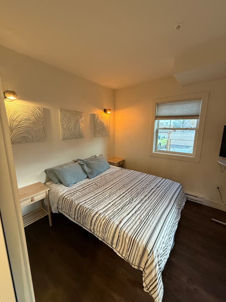 Cozy Urban Retreat Steps From Jasper Ave - Edmonton