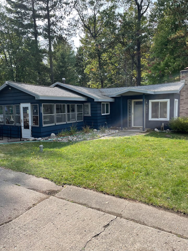 Higgins Lake Cozy Cottage - Roscommon, MI