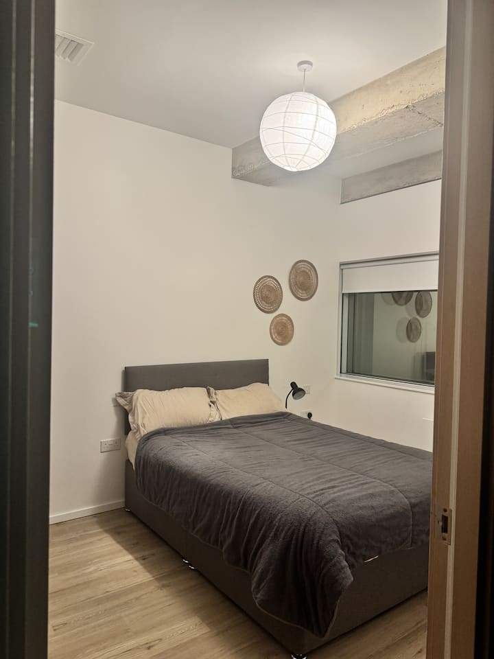 Spare Private Room At Station House - Milton Keynes