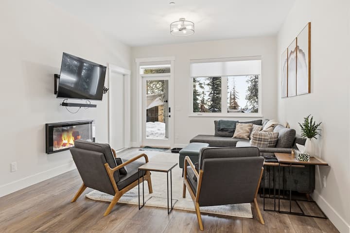 New 3 Bedroom Duplex W/hot Tub, Bbq, Garage - アームストロング