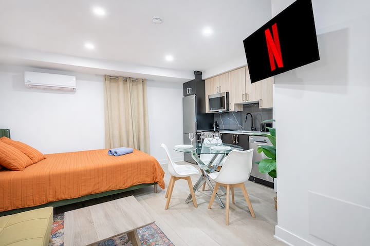 Chic Downtown Unit | Metro Concordia & Bell Centre - Montreal