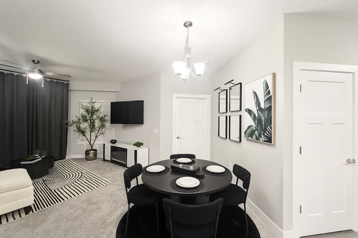 Executive Corner Loft| Sunset Views + Modern Boho - Newburgh, IN