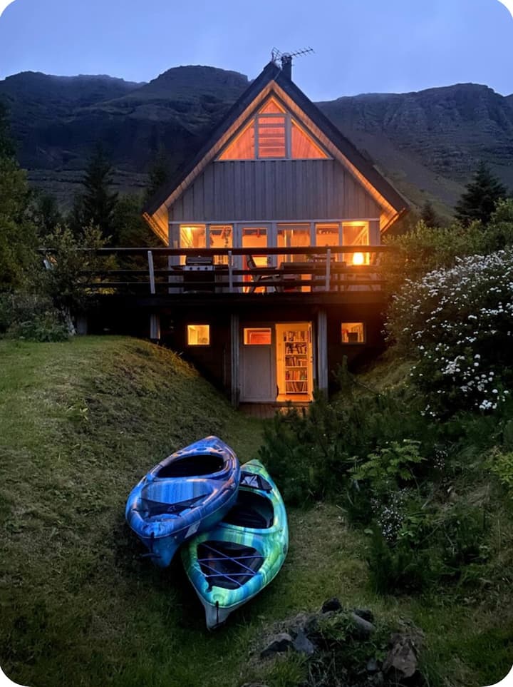 Dreamy Lakeside Cottage - Close To Reykjavik - Greenland