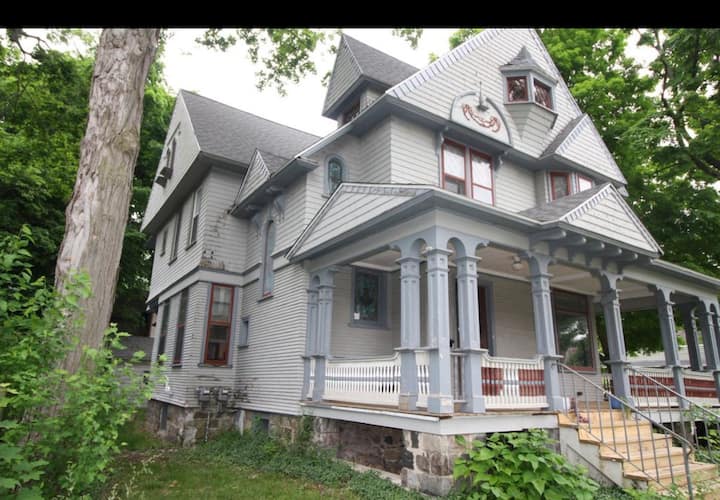 Awesome 2+br In Downtown, Walkable To Hospital - Kalamazoo, MI