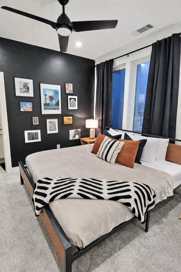Cowboy Chic Townhouse With Rooftop - Dallas, TX