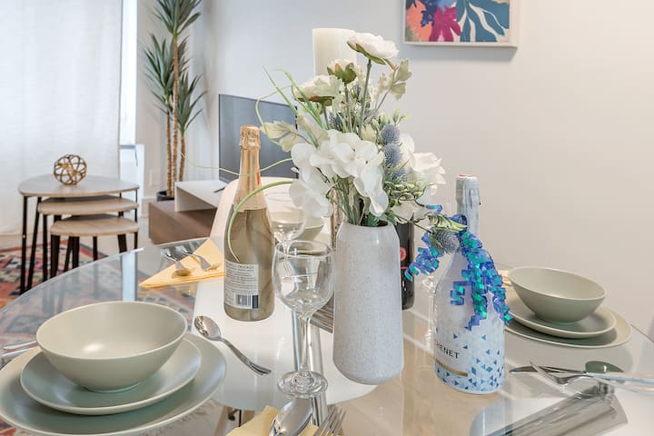 Metro Access, Downtown, Dining, Free St Parking. - Montreal