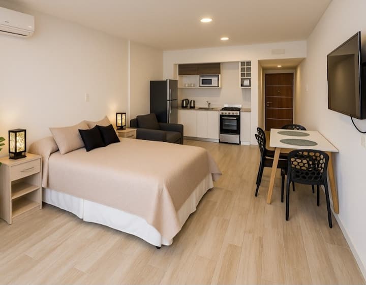 Departamento Muy Luminoso Con Balcón A La Calle. - Centenario