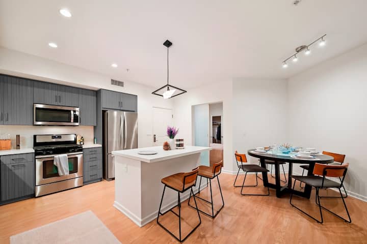 Socal Central Modern Flat - Irvine, CA