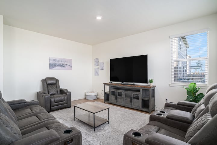 Bright & Cozy Home Retreat - Thornton, CO