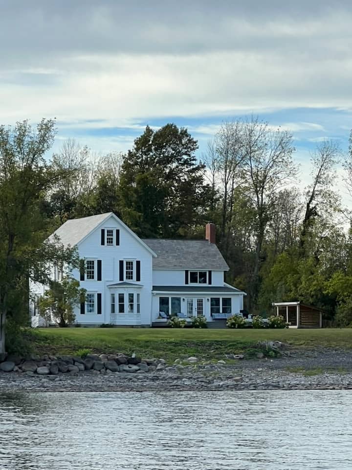 Lakefront Farmhouse Retreat W/ Green Mountain View - Grand Isle, VT