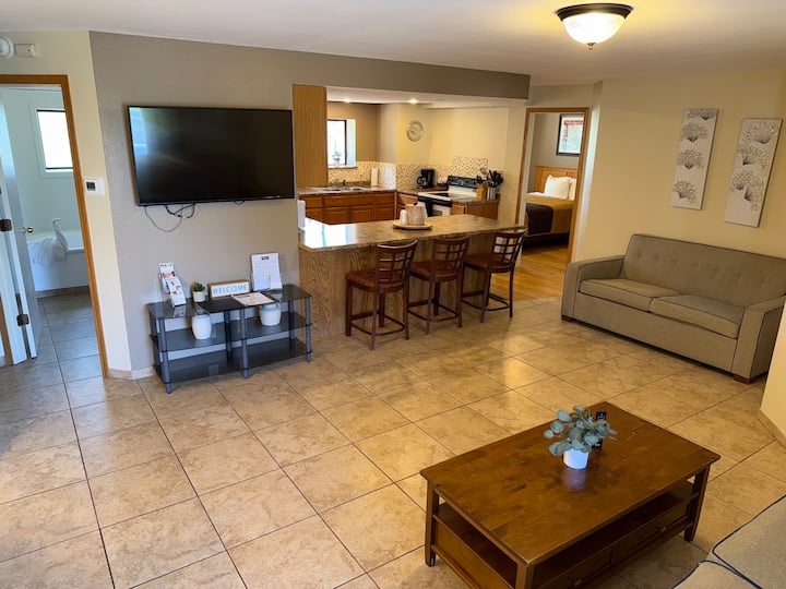 2 Bedroom Suite With Kitchen - Wisconsin Dells, WI