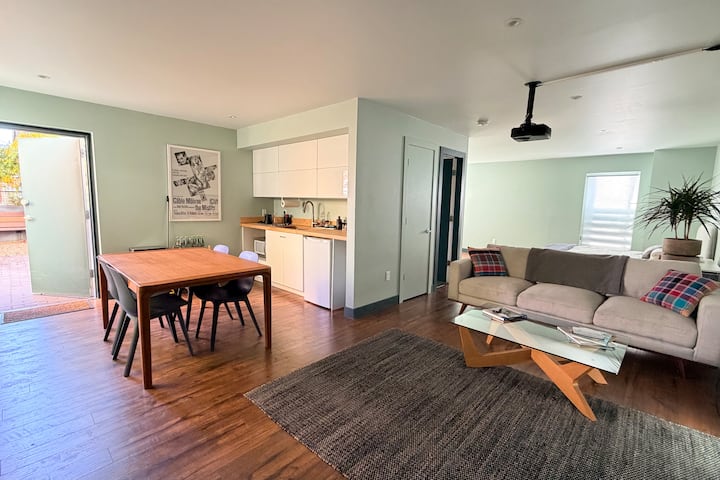 Modern Midtown Studio • Garden & 110″ Projector - Reno