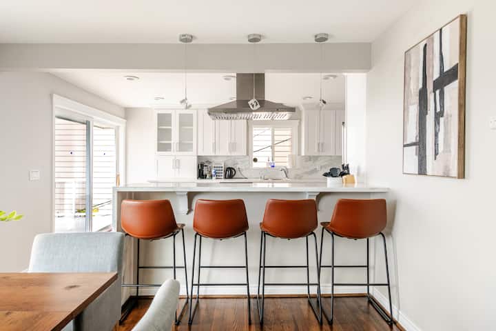 Dyane's Coastal Seaview Home - Seattle, WA