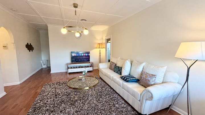 Elegant 4-bedrooms Retreat With Premium Comfort - Blacktown
