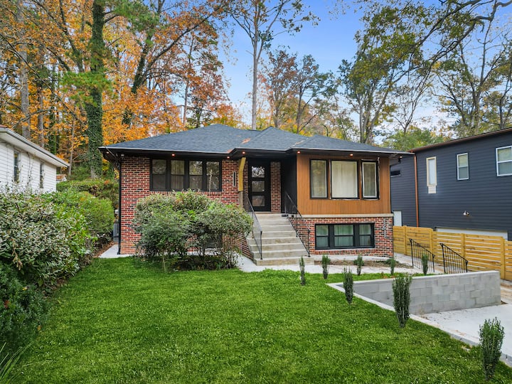 Modern 6br Atl Escape W/ Big Private Yard & Gazebo - Atlanta, GA