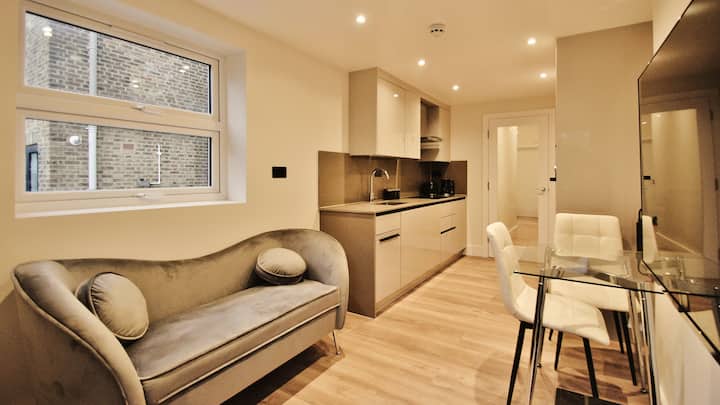 Modern Two Bedroom Garden Flat - London