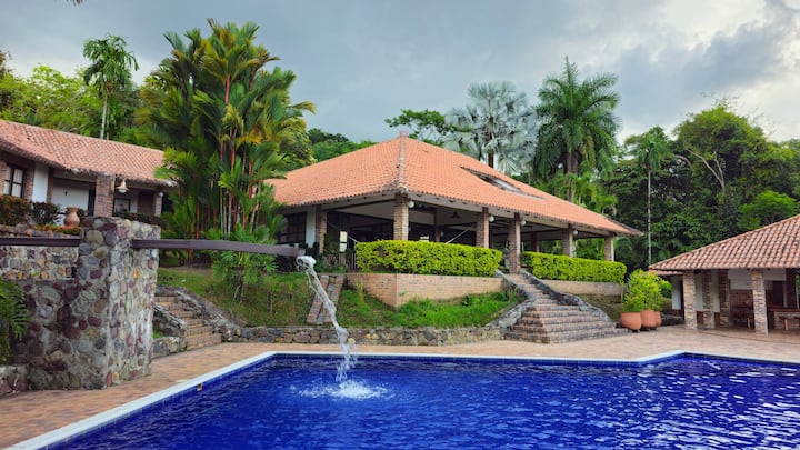 Casa Campestre Con Piscina De Borde Infinito - Restrepo