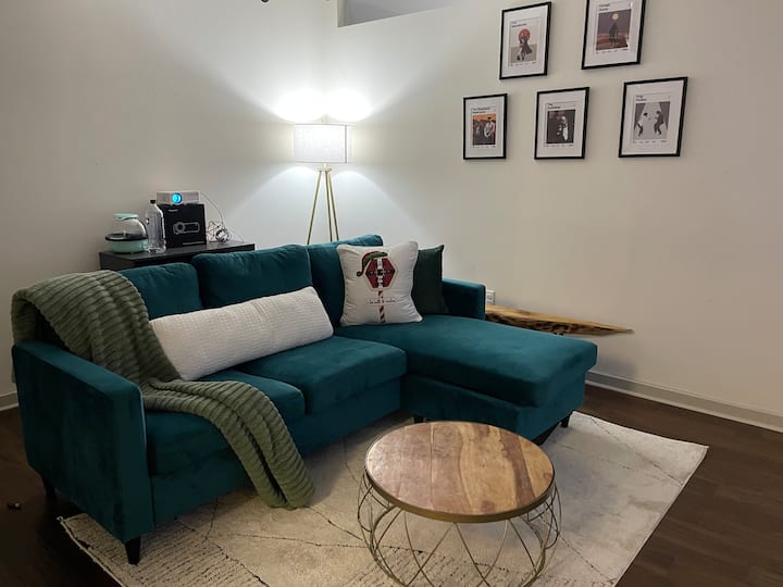 Skyline Loft | 2 Queen Beds | Movie Projector - Dallas, TX