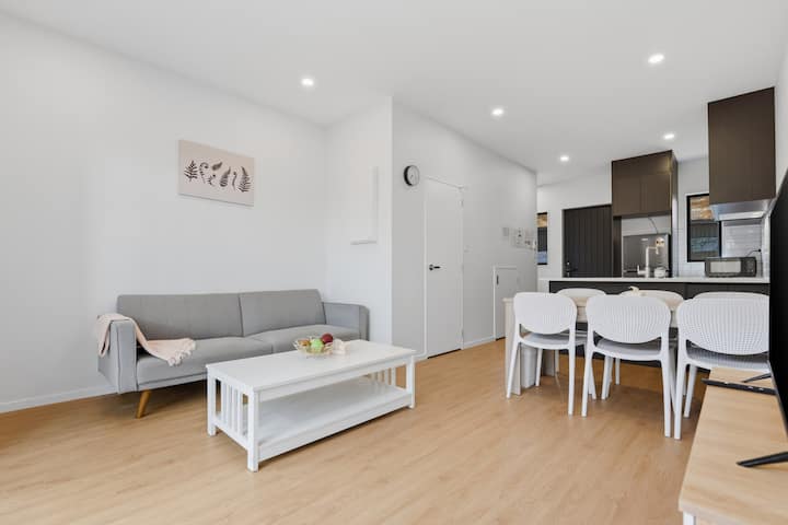 Lake Road Brand New Living 4 - Auckland