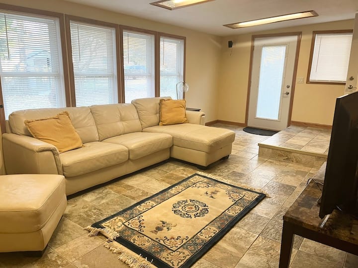 Cozy, Charming 2 Bdrm, 2 Full Bath, 2-car Garage - 香檳