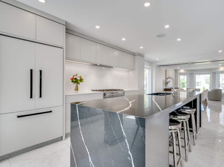 Modern Comfort Meets Luxury – Executive Glasshouse - Gatineau