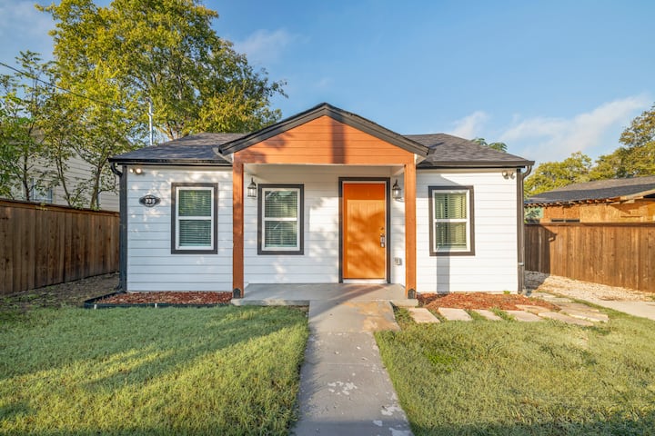 The Avenue F Getaway | Modern 3br By Downtown - Dallas, TX