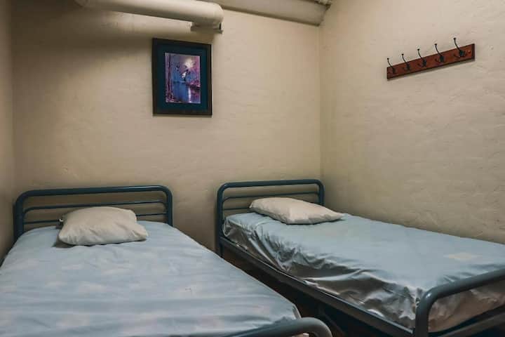 Treasure State Hostel Two Twin Beds - Bozeman, MT