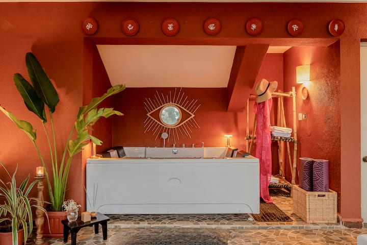 2bdr Entire Home, Private
Rooftop Jacuzzi & Deck- - India