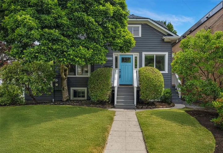 Historic Queen Anne Craftsman | 4br, 2 Kitchens - Seattle, WA