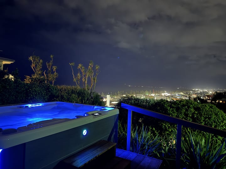 Bluff Hill Garden Retreat W/ocean View & Spa Pool - New Zealand