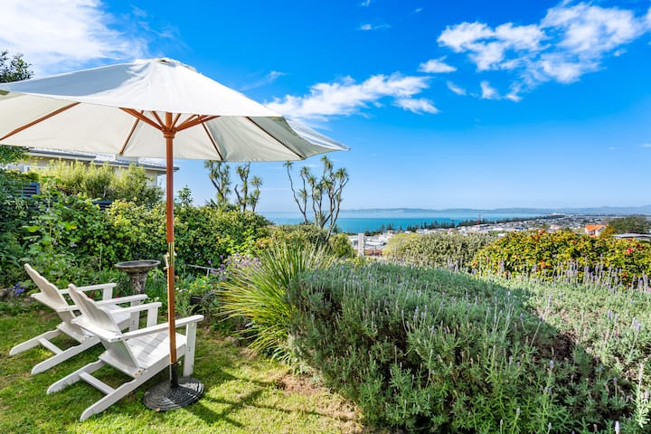 Bluff Hill Garden Retreat With Ocean View - 內皮爾