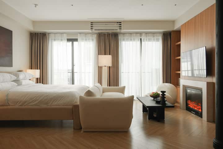 Elegant Studio W/ Balcony | Lift | Old Quarter - China
