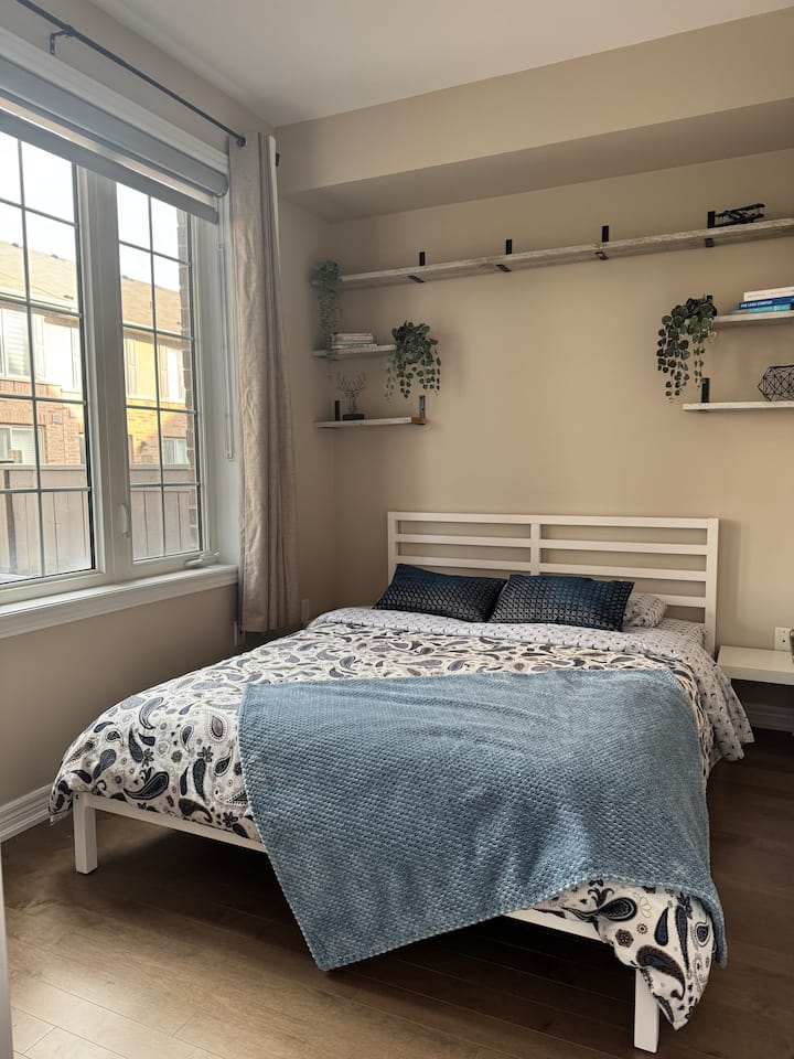 The Corner - Boutique Style Smart Suite With Patio - Oakville