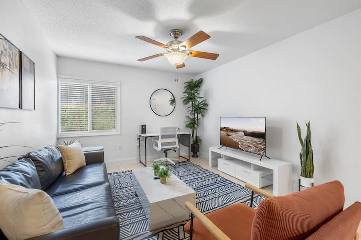 Bayshore Bliss | King Bed, Pool, Gym, Free Parking - Tampa