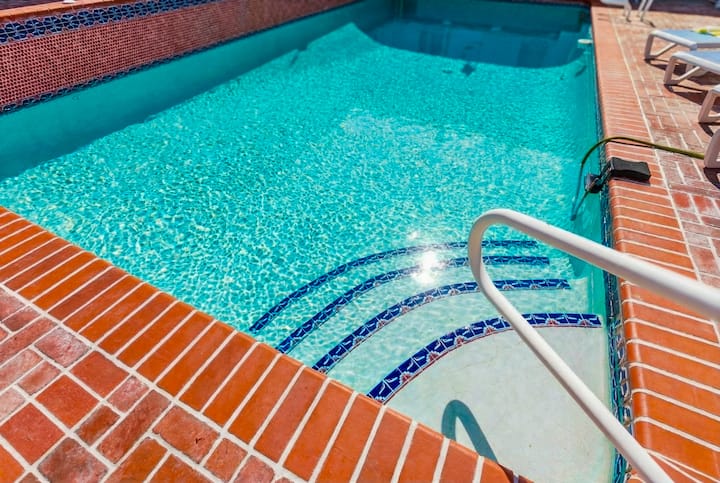 6br 7ba Estate With Private Pool - 10 Min To Strip - North Las Vegas, NV