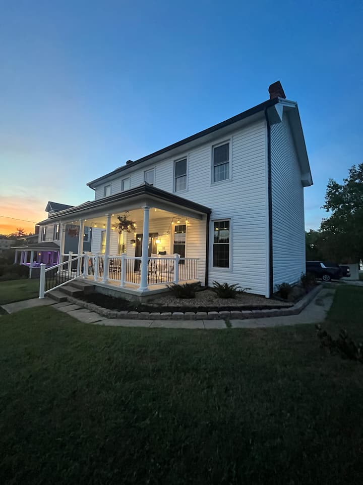 Charming Downtown Village Of Barboursville House - Barboursville, WV