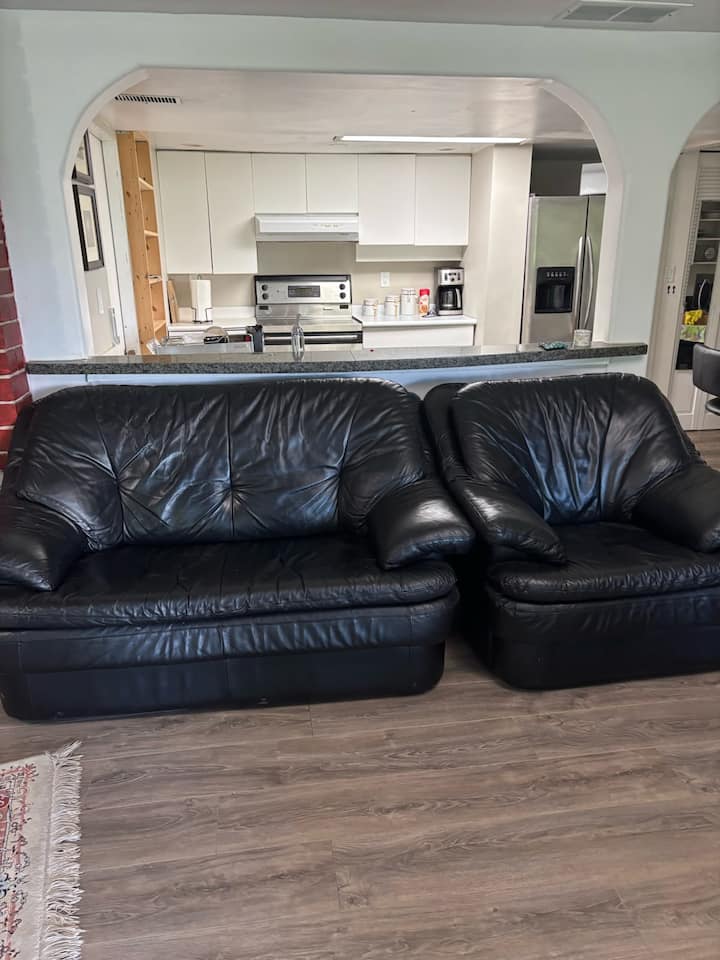 Ground-level 3 Bedroom Suite With Beautiful View - West Vancouver