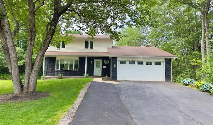 Spacious 3-bedroom Getaway Near Downtown Moncton - Moncton