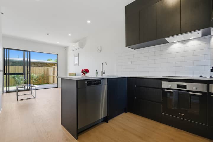 Lake Road Brand New Living 7 - Auckland