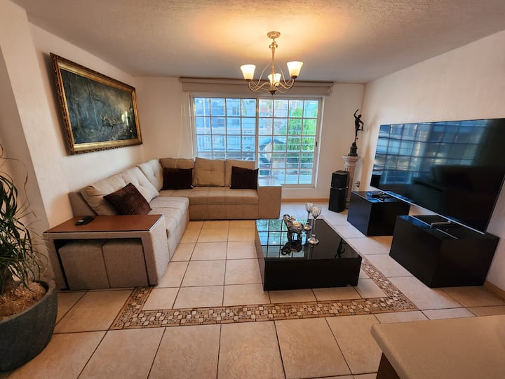 Casa Grande, Céntrica, Estacionamiento, Jardín. - Zapopan