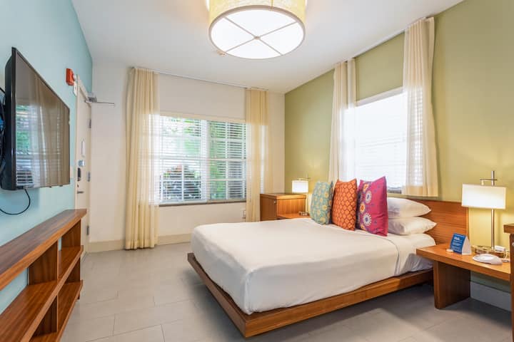 2x Accessible Queen Rooms | Kasa El Paseo - Miami Beach