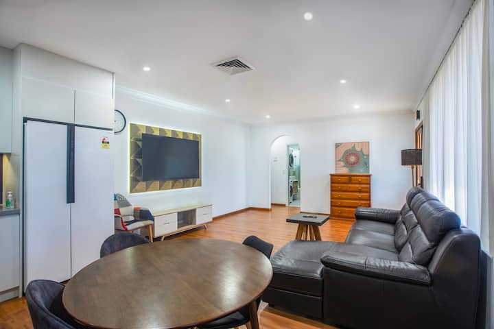 Modern 2br 1bath Unit Close To Airport & Shops - Sydney