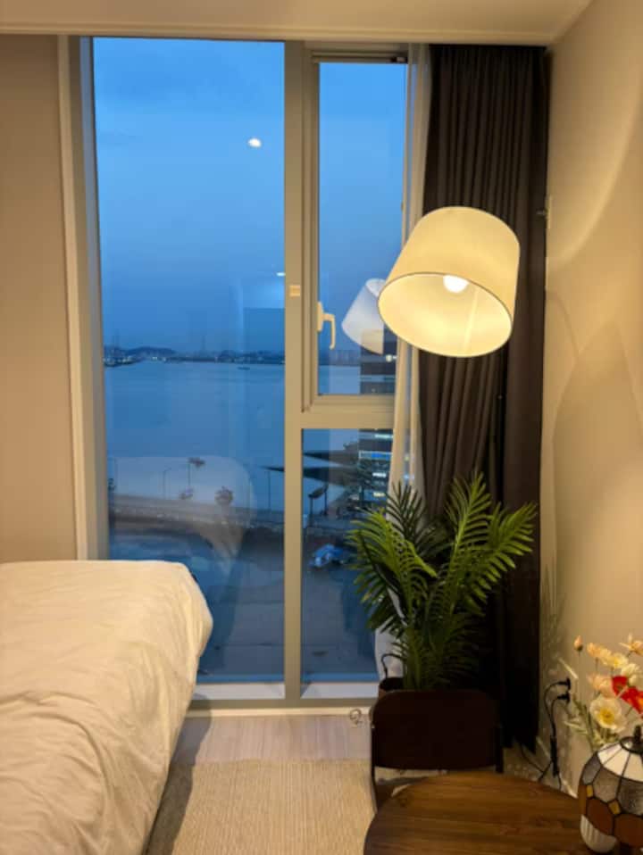 Cove Stay | 고층 오션뷰 · 킹사이즈 침대 대표 객실 |인천공항 | 넥플릭스 - South Korea