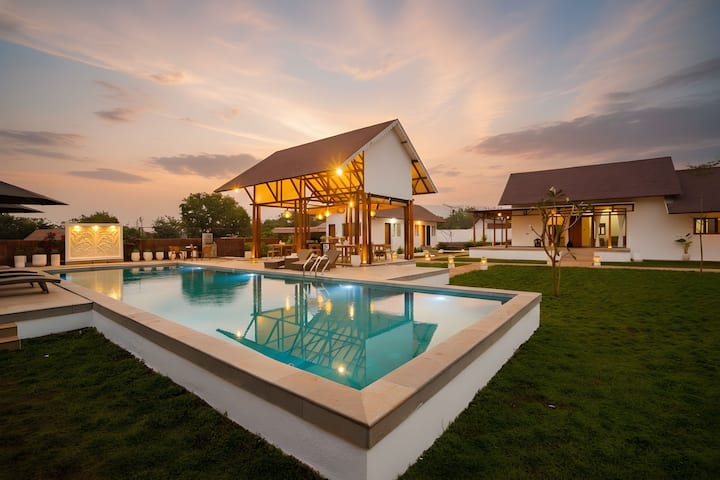 Stayvista At Impiana W/jacuzzi, Pet-friendly, Wifi - Karjat